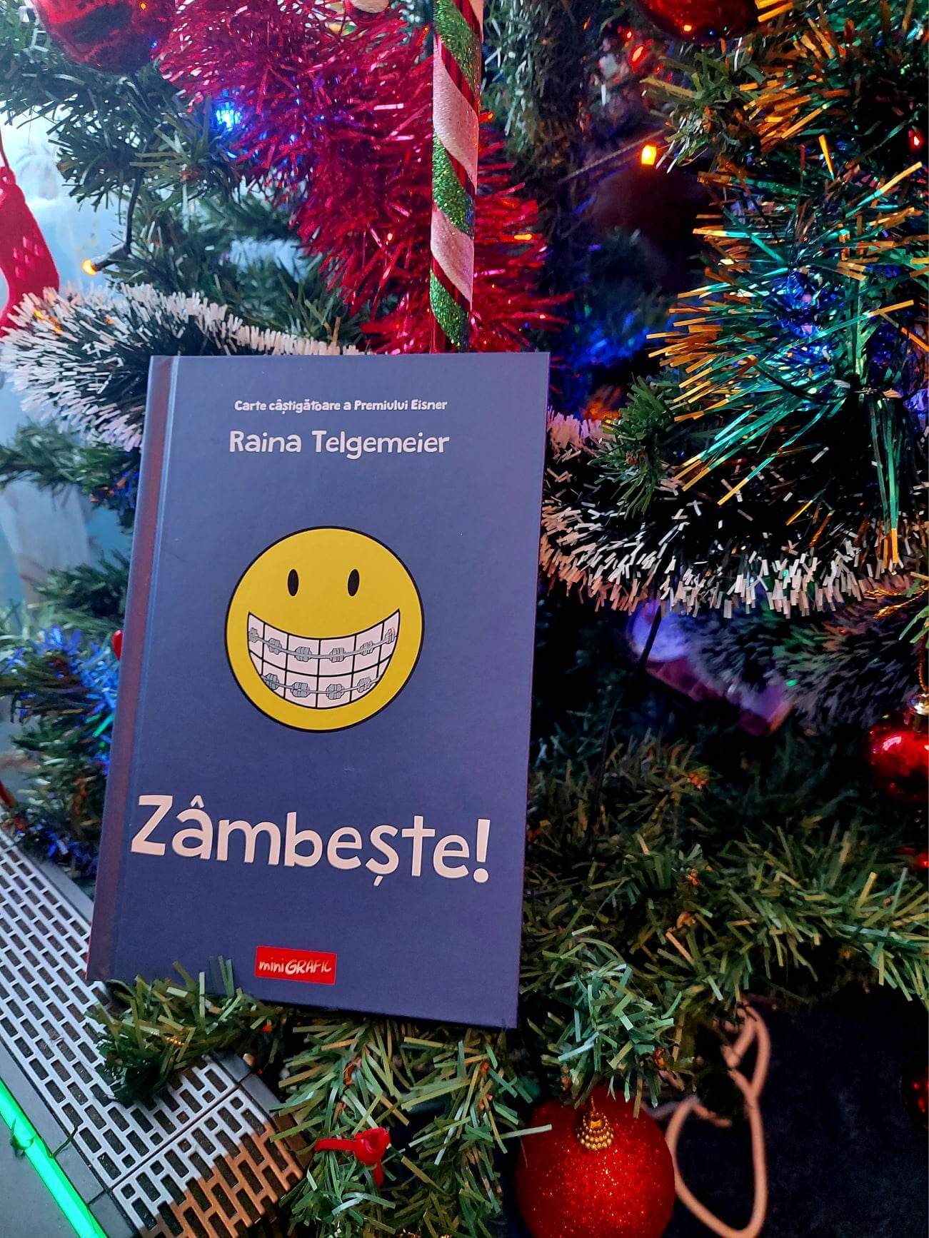 Recenzie: Zambeste! de Raina Telgemeier | Jurnalul iubirii